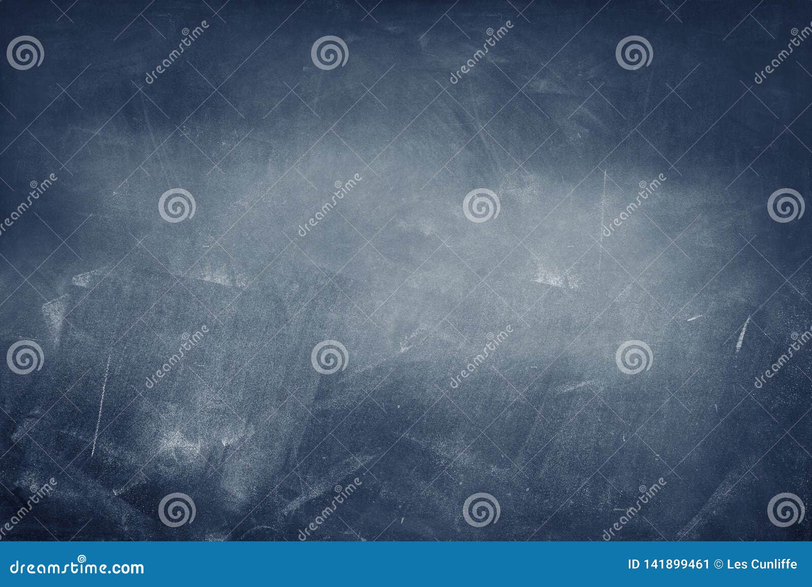 Fondo azul de la pizarra imagen de archivo. Imagen de pizarra - 141899461