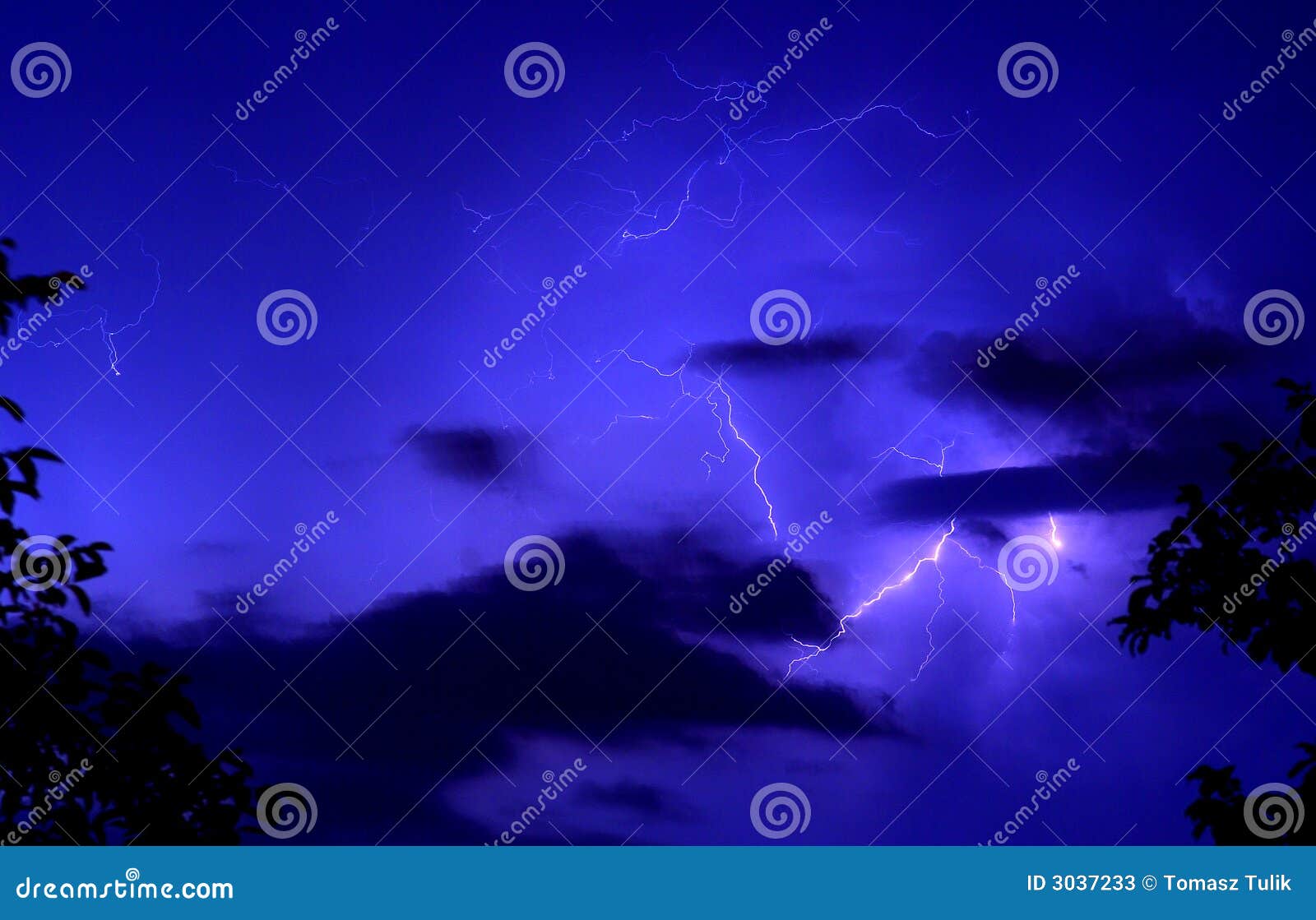Fondo Azul De La Tempestad De Truenos. Imagen de archivo - Imagen de ...