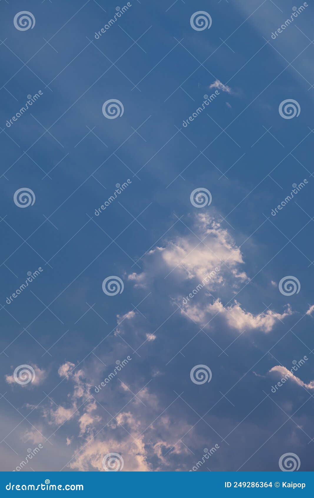 Fondo Azul Del Cielo Con Nubes Foto de archivo - Imagen de brillante ...
