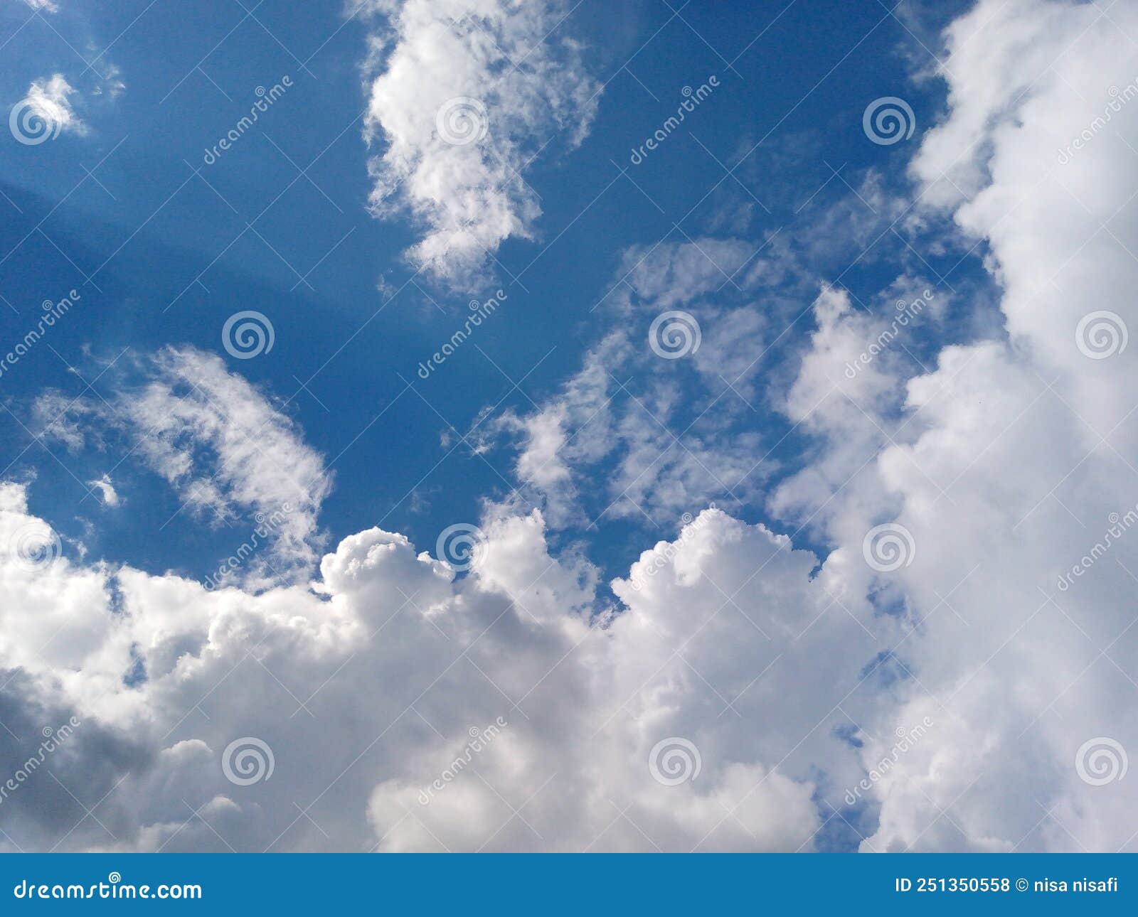 Fondo Azul Del Cielo Con Nubes Foto de archivo - Imagen de nube, llano ...