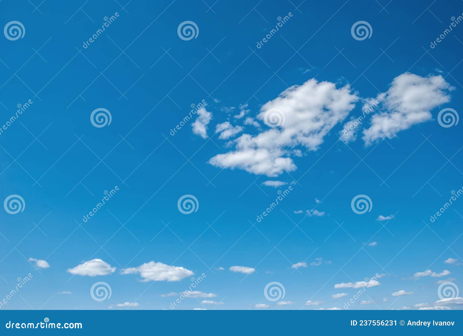 Fondo Azul Del Cielo Con Nubes Diminutas. Imagen de archivo - Imagen de ...