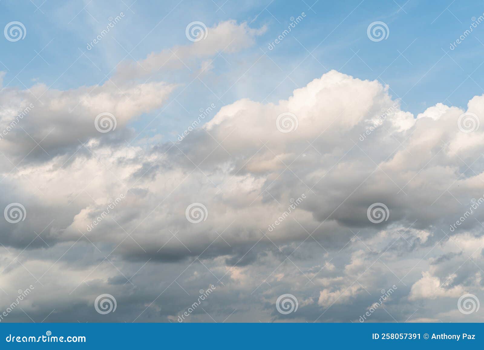 Fondo Azul Del Cielo Con Nubes Imagen de archivo - Imagen de resorte ...