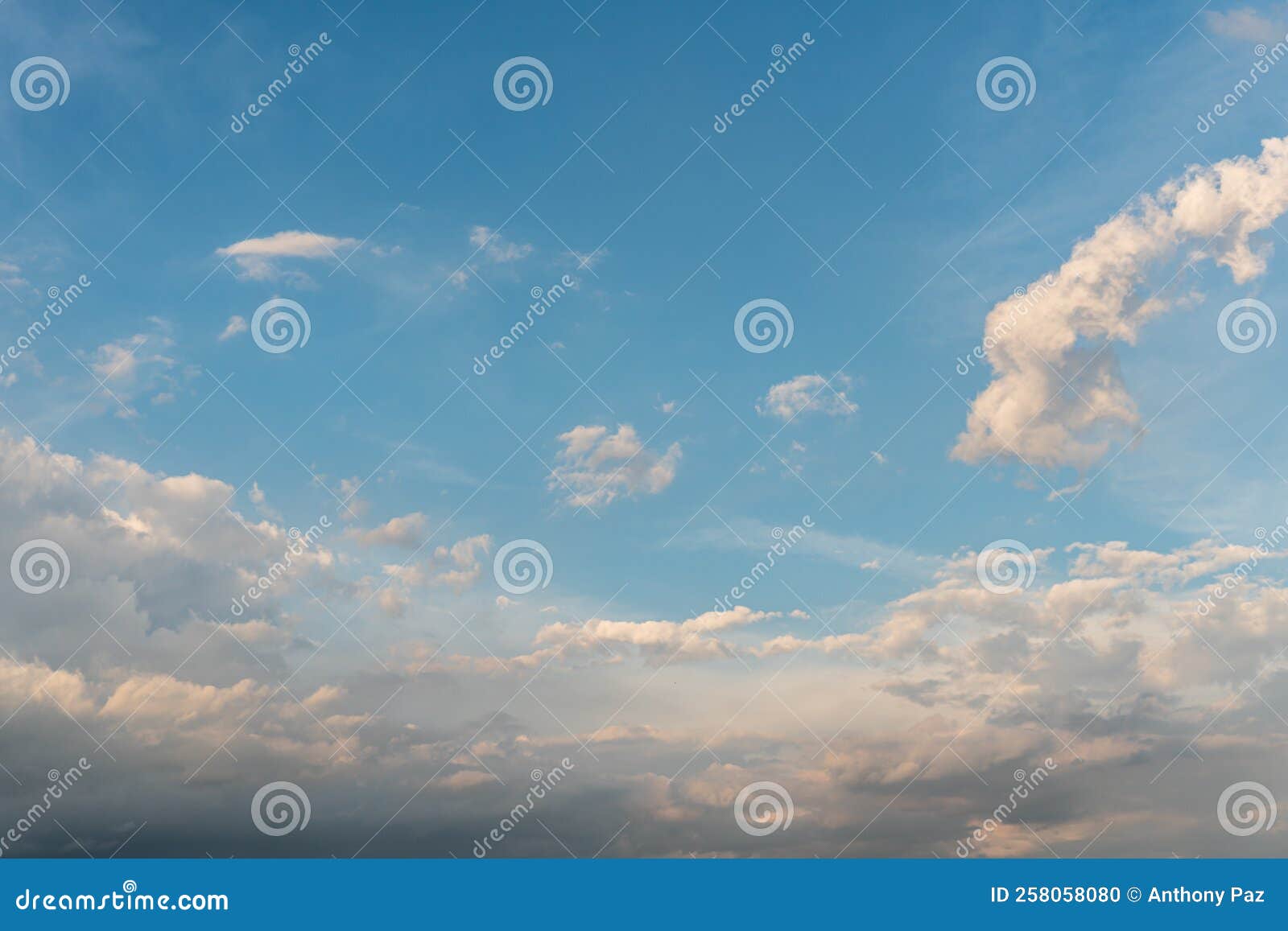 Fondo Azul Del Cielo Con Nubes Foto de archivo - Imagen de nublado ...