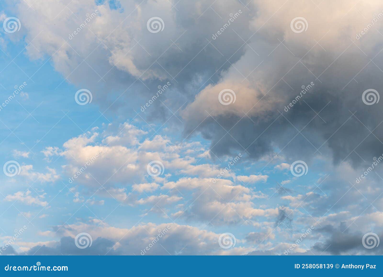 Fondo Azul Del Cielo Con Nubes Imagen de archivo - Imagen de ozono ...