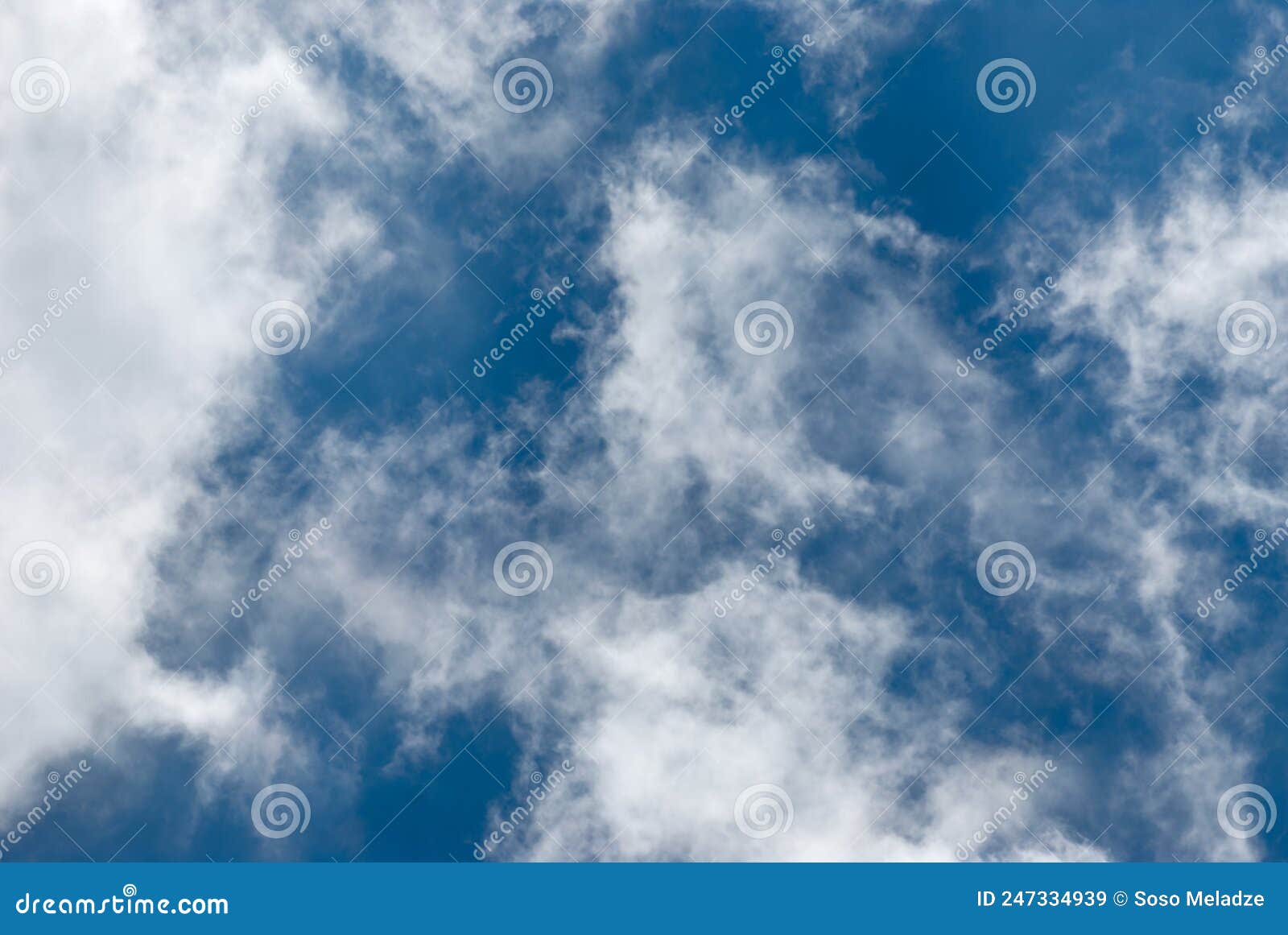 Fondo Azul Del Cielo Con Nubes. Fondo Natural Imagen de archivo ...