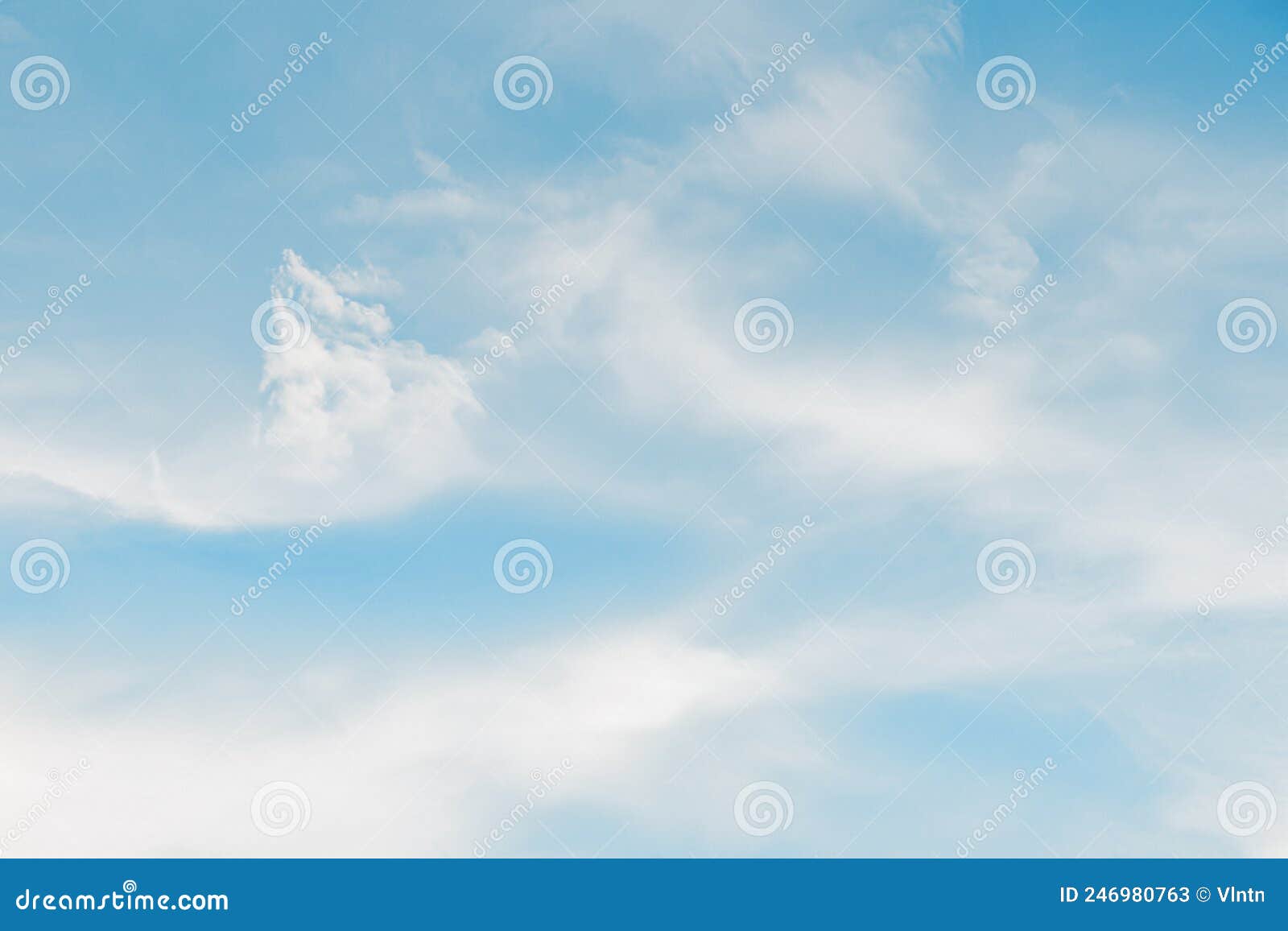 Fondo azul del cielo imagen de archivo. Imagen de alto - 246980763