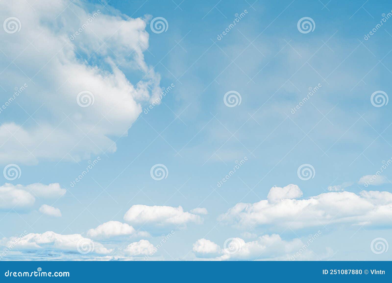 Fondo azul del cielo foto de archivo. Imagen de nubes - 251087880