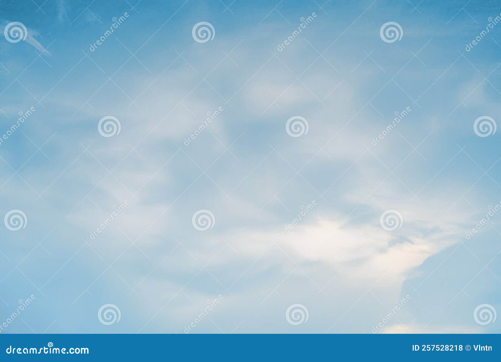 Fondo azul del cielo foto de archivo. Imagen de blanco - 257528218