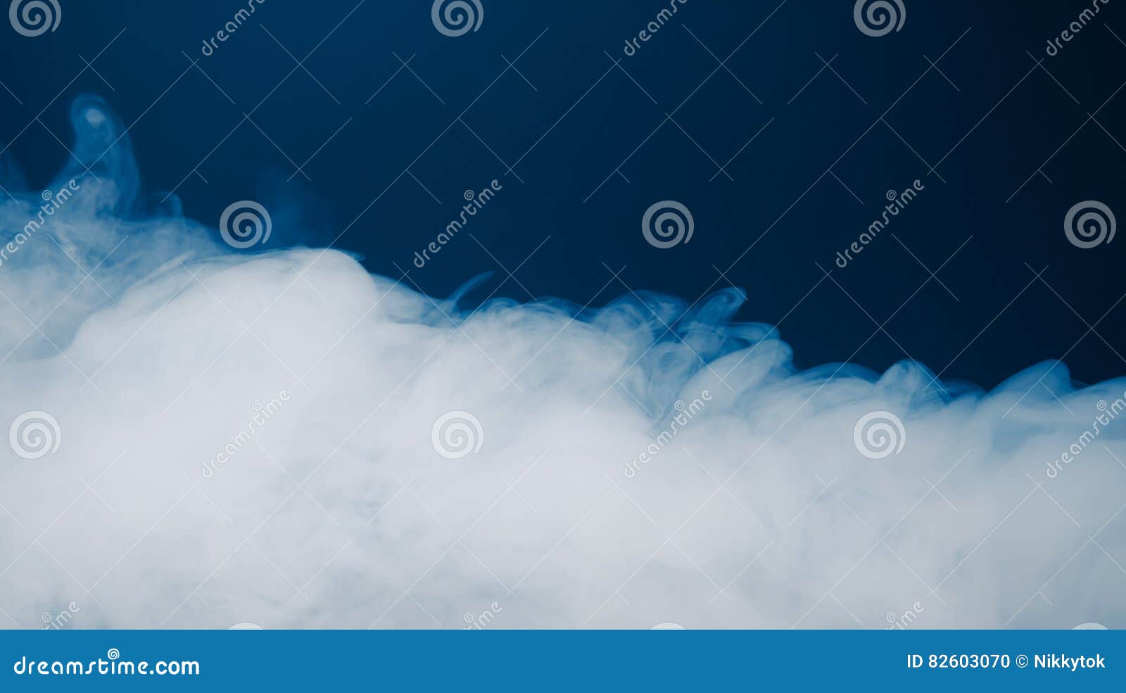 Fondo azul del humo foto de archivo. Imagen de aerosol - 82603070