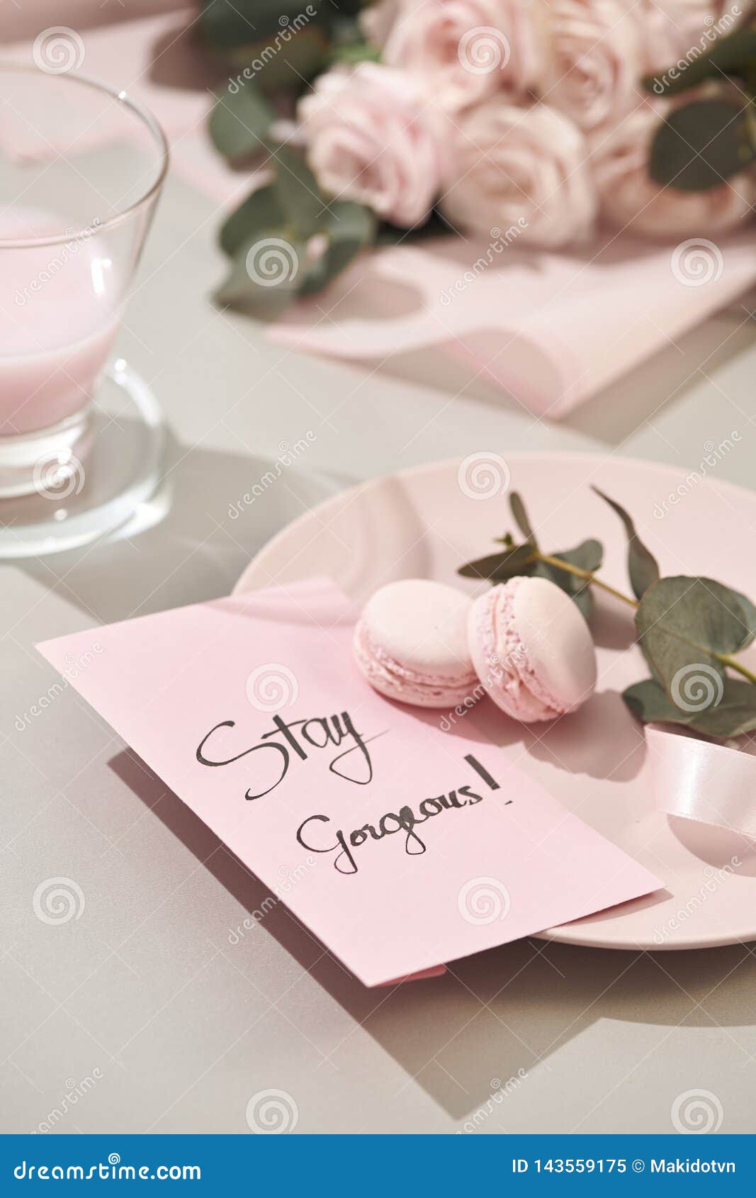 Fondo Blanco Con Los Objetos Del Rosa Y Blancos Imagen de archivo ...