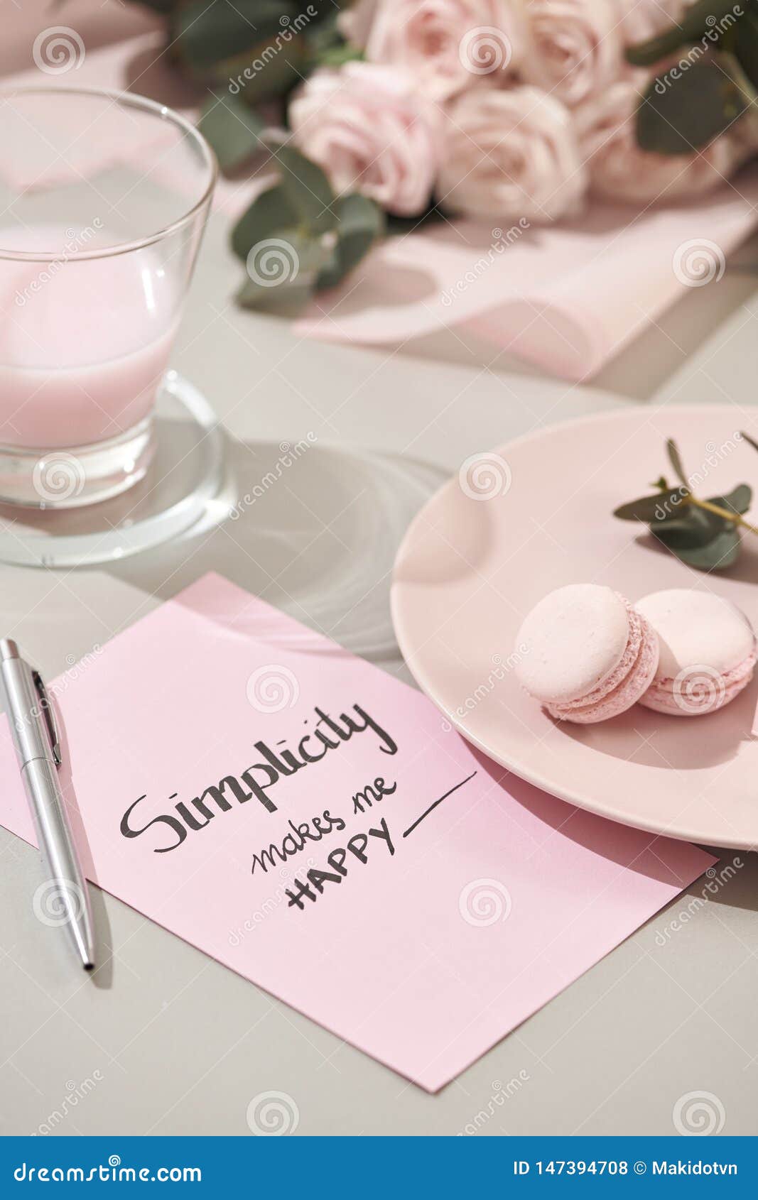 Fondo Blanco Con Los Objetos Del Rosa Y Blancos Foto de archivo ...