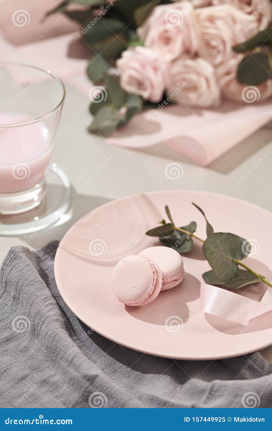 Fondo Blanco Con Objetos Rosas Y Blancos Imagen de archivo - Imagen de ...