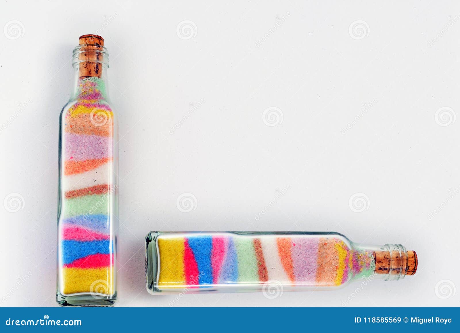 Fondo Con La Botella Llena De Arena Coloreada Imagen de archivo ...