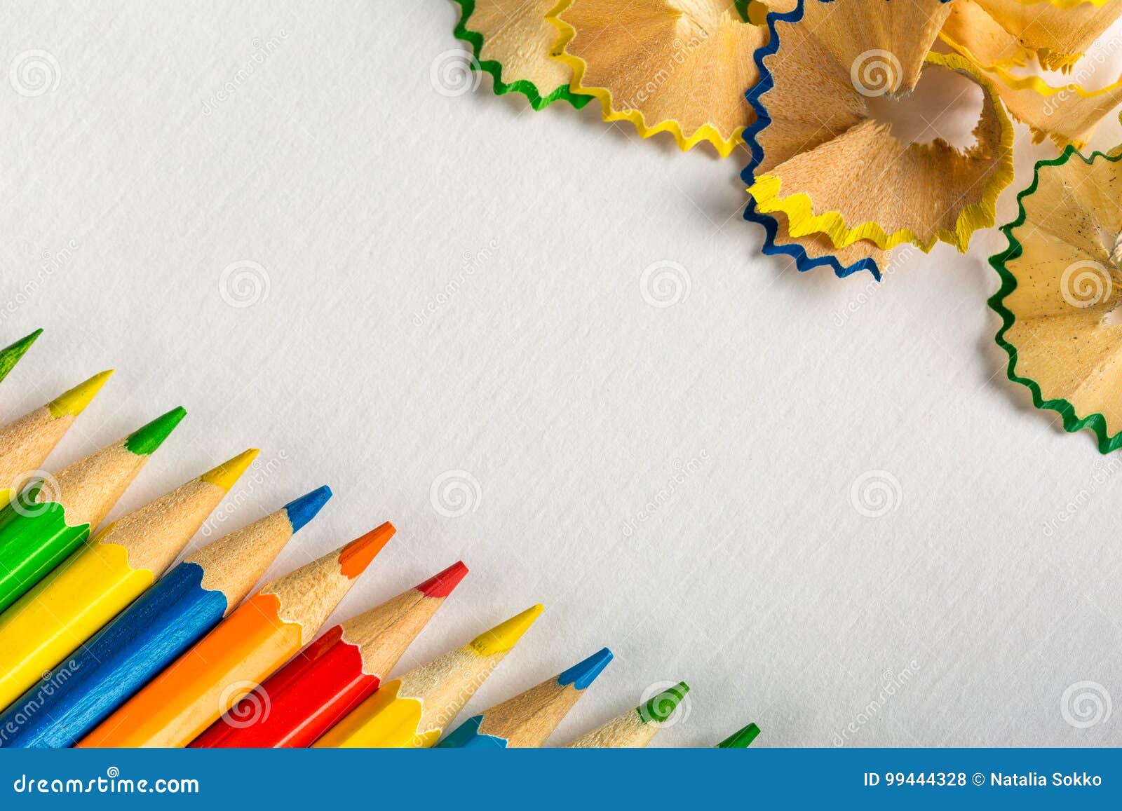 Fondo Con Le Matite Colorate E Le Matite Che Affilano Sulla Carta ...