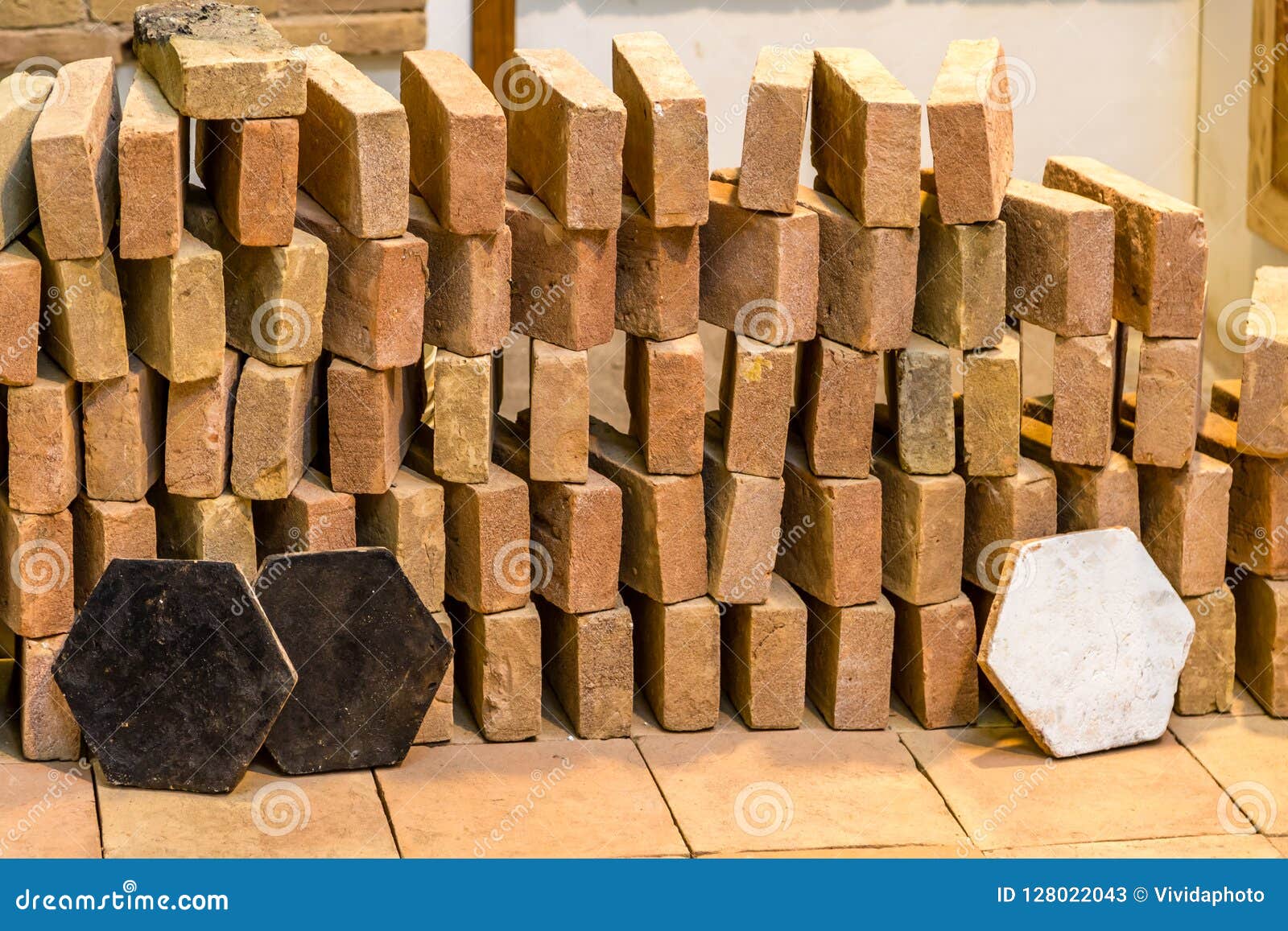 Fondo de ladrillo apilado imagen de archivo. Imagen de fondo - 128022043