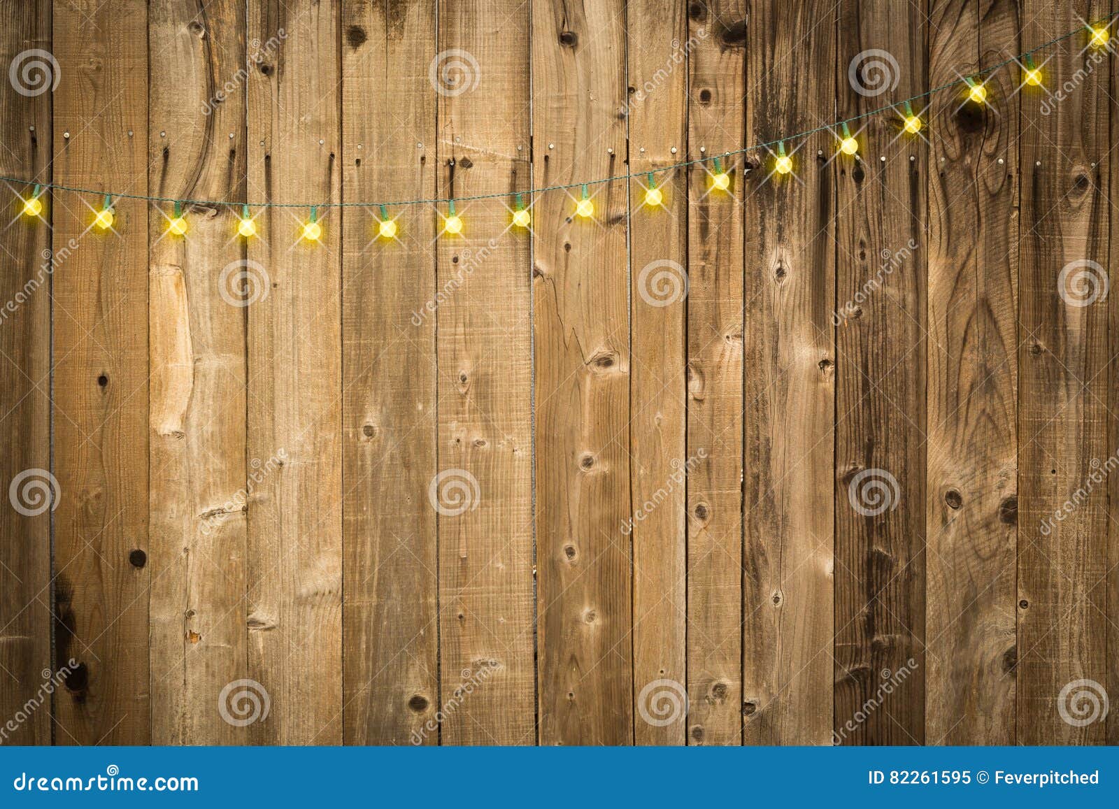 Fondo De Madera Brillante Con La Cadena De Luces Imagen de archivo ...