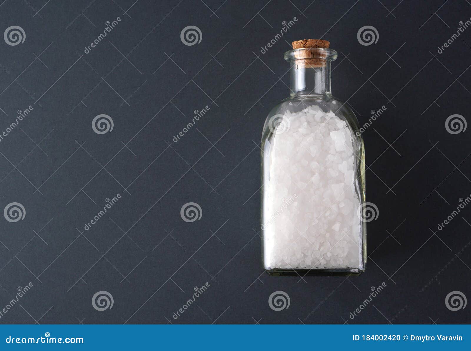 Fondo De Sal Con Botella De Vidrio Llena De Sal Marina Foto de archivo ...