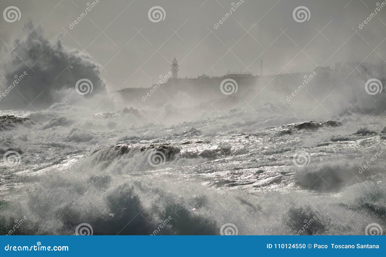 Fondo Del Mar Agitado Y Del Faro Foto de archivo - Imagen de gran ...