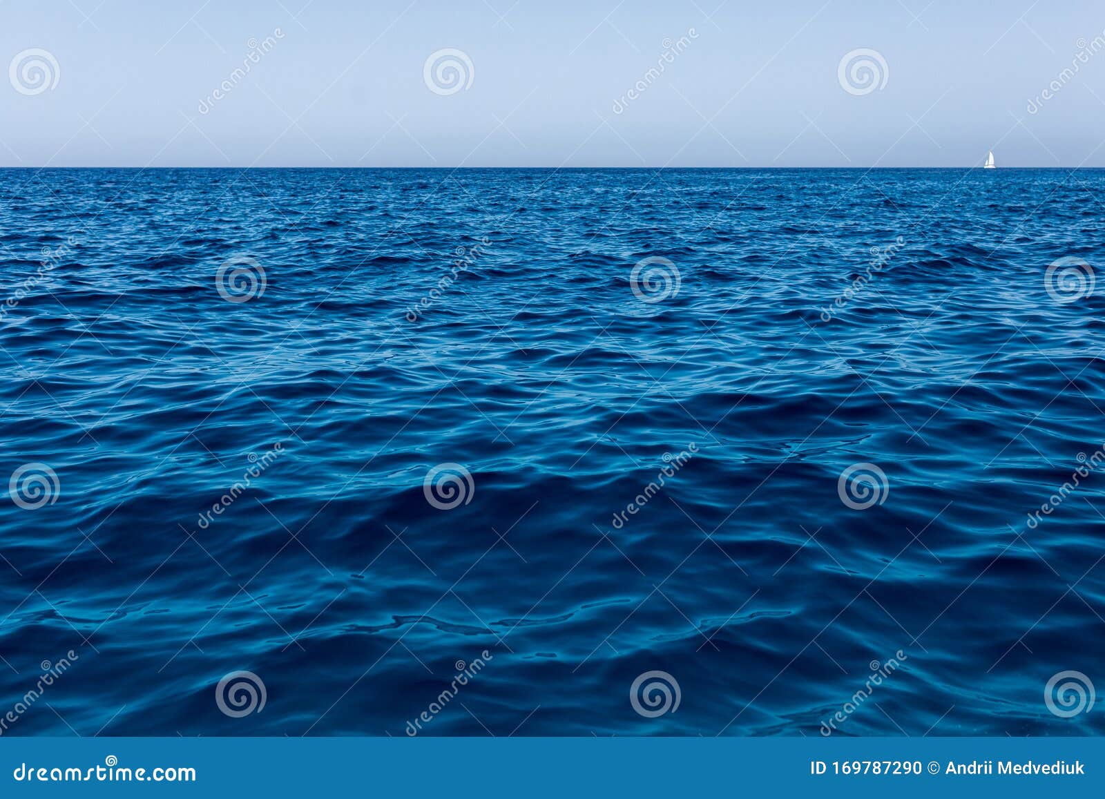 Fondo Del Mar Azul Profundo Y Cielo Azul Foto de archivo - Imagen de ...