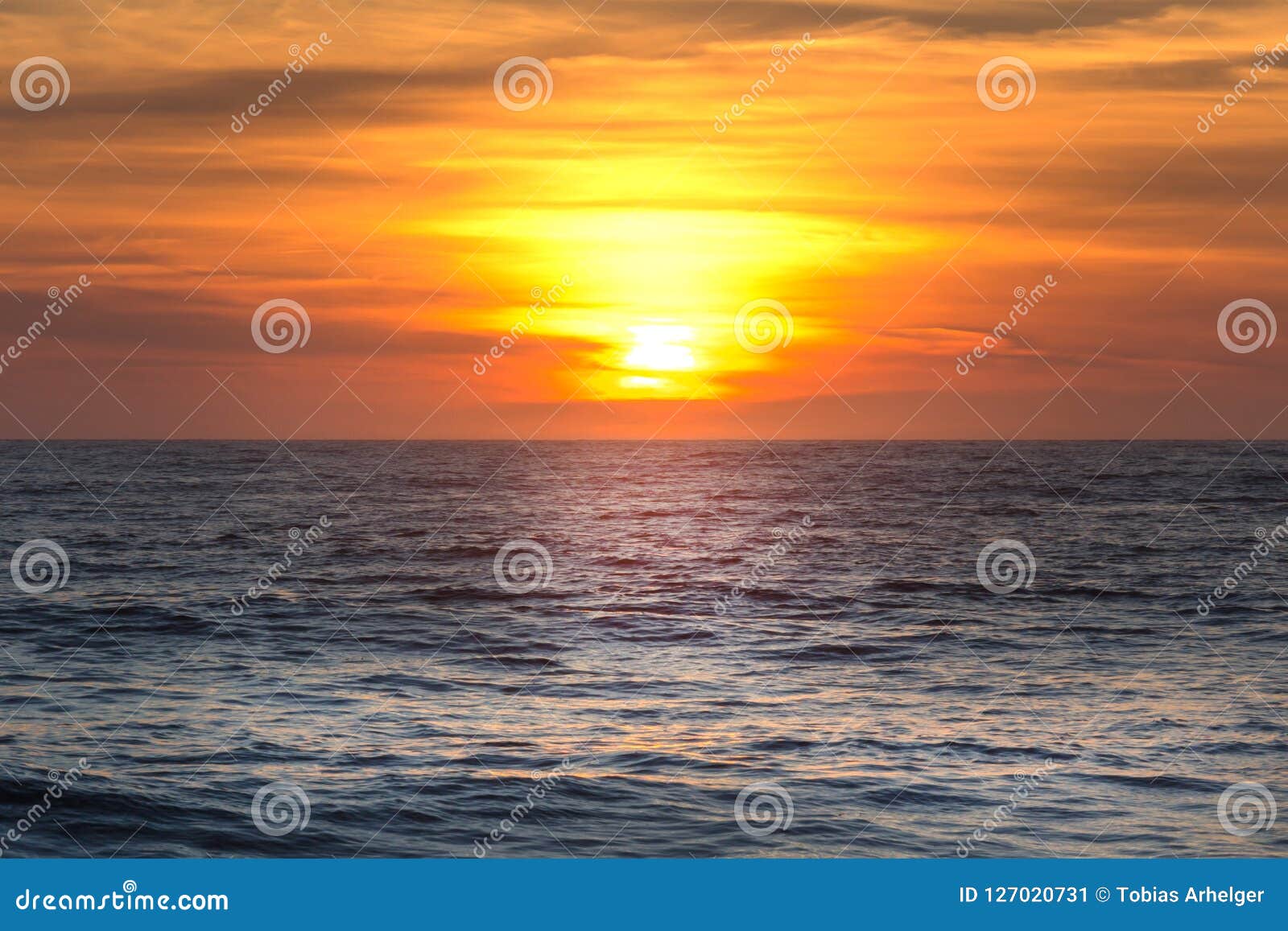 Fondo Del Ocaso De La Playa Imagen de archivo - Imagen de agua, fondo ...