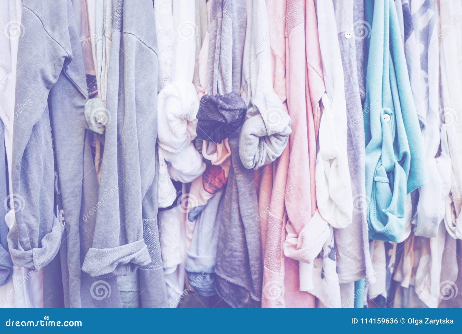 Fondo En Colores Pastel Con Ropa Foto de archivo - Imagen de fila ...