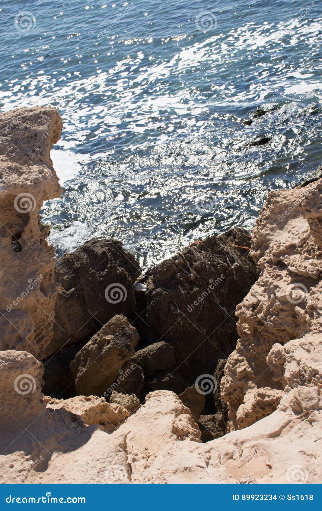 Fondo Mar y rocas foto de archivo. Imagen de multicolor - 89923234