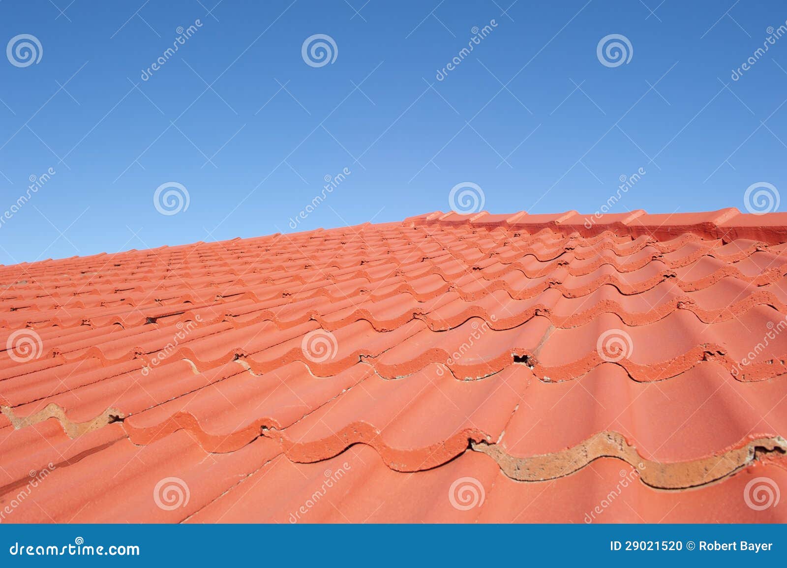 Fondo Rojo De Cielo Azul De Las Tejas De Tejado Foto de archivo ...