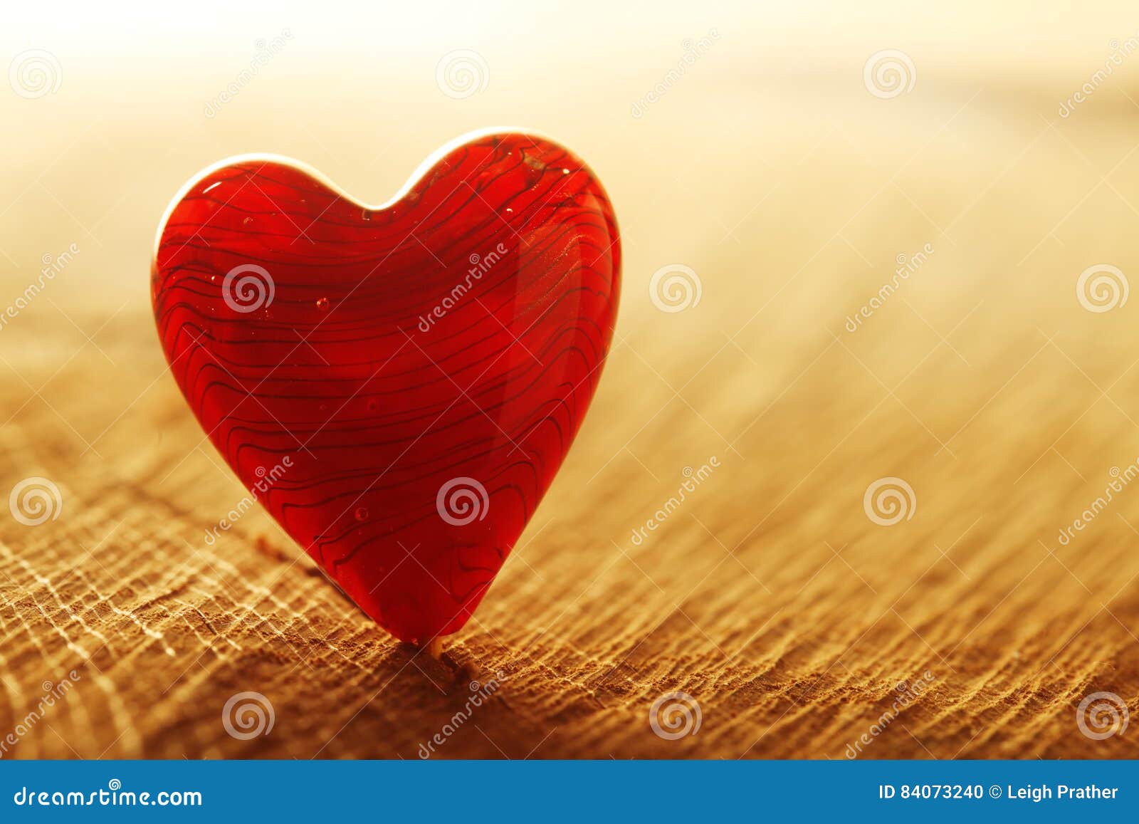 Fondo Rosso Luminoso Del Cuore Fotografia Stock - Immagine di legno ...