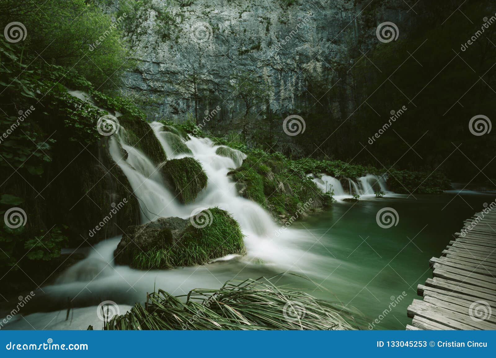 Fondo Verde De Las Cascadas Del Cuento De Hadas Imagen de archivo ...