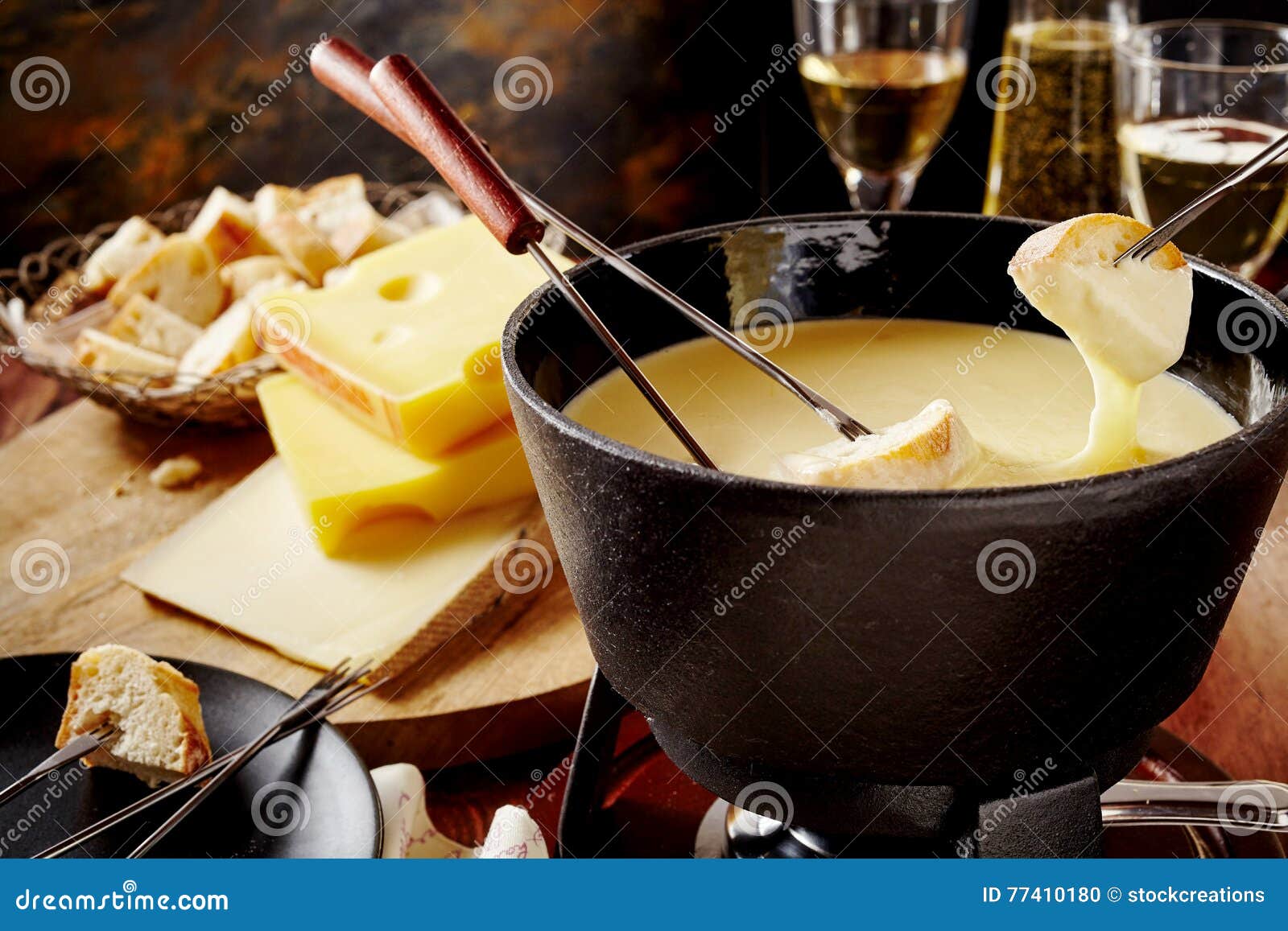 Fondue De Fromage Suisse, Un Plat National Populaire Photo stock ...