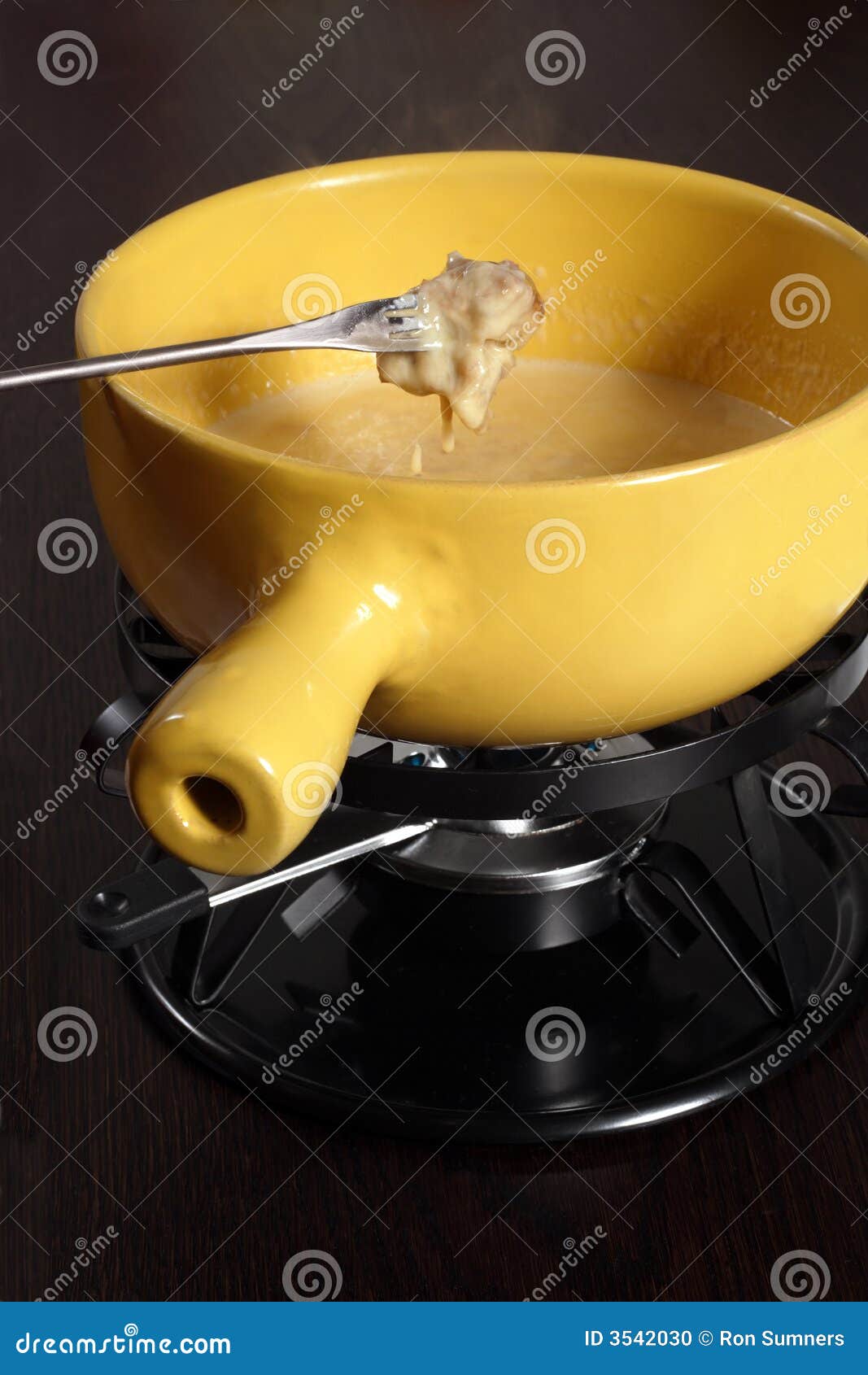 Fonduta svizzera fotografia stock. Immagine di europa - 3542030