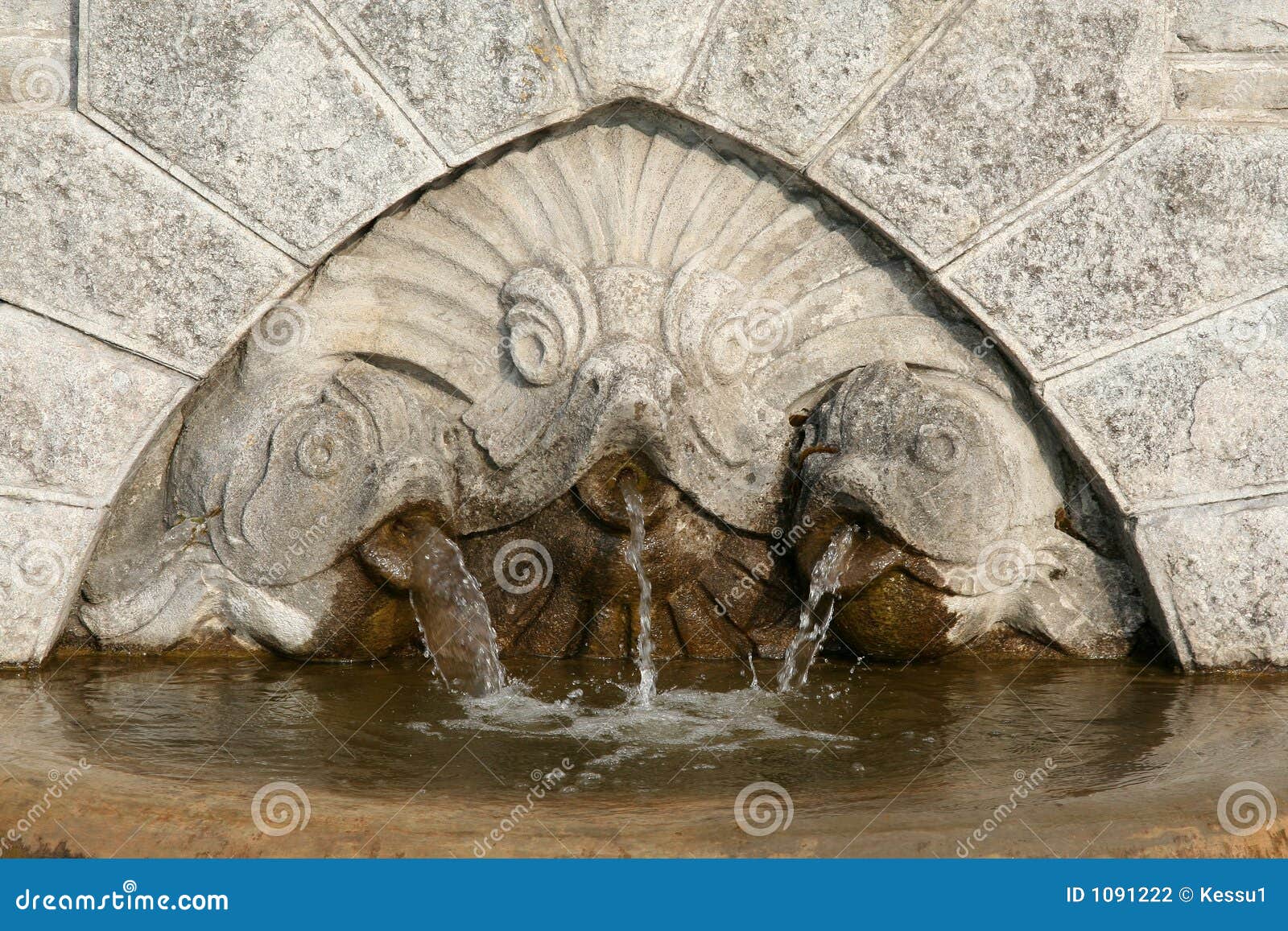 Fontain stock foto. Image of muur, water, steen, golven - 1091222
