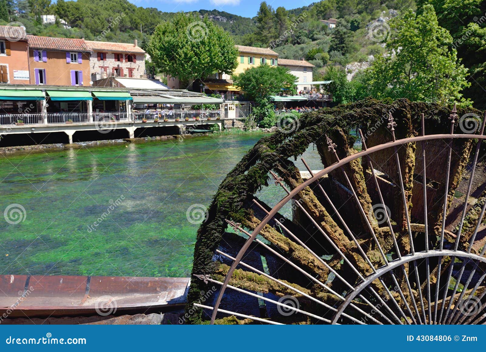 Fontaine de Valchiusa fotografia stock. Immagine di posto - 43084806