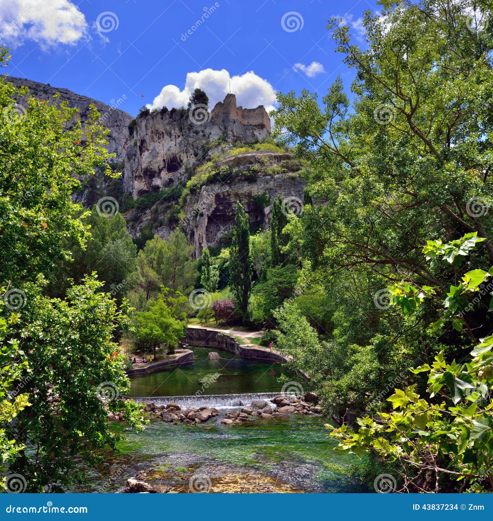 Fontaine de Valchiusa fotografia stock. Immagine di destinazione - 43837234