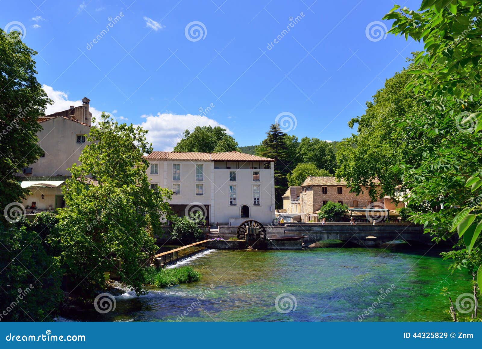 Fontaine de Valchiusa immagine stock. Immagine di radura - 44325829
