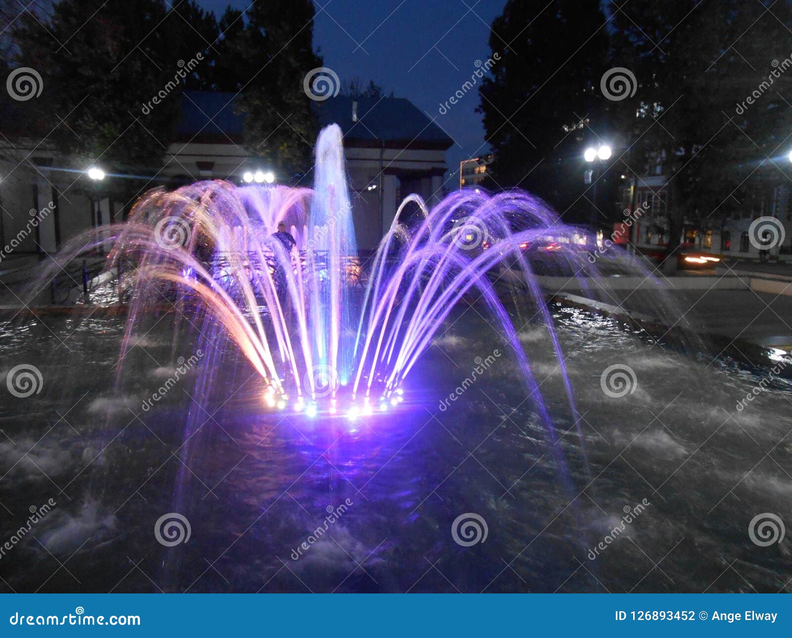 Fontaine Violette Pendant La Nuit Photo stock - Image du bleu, cristal ...
