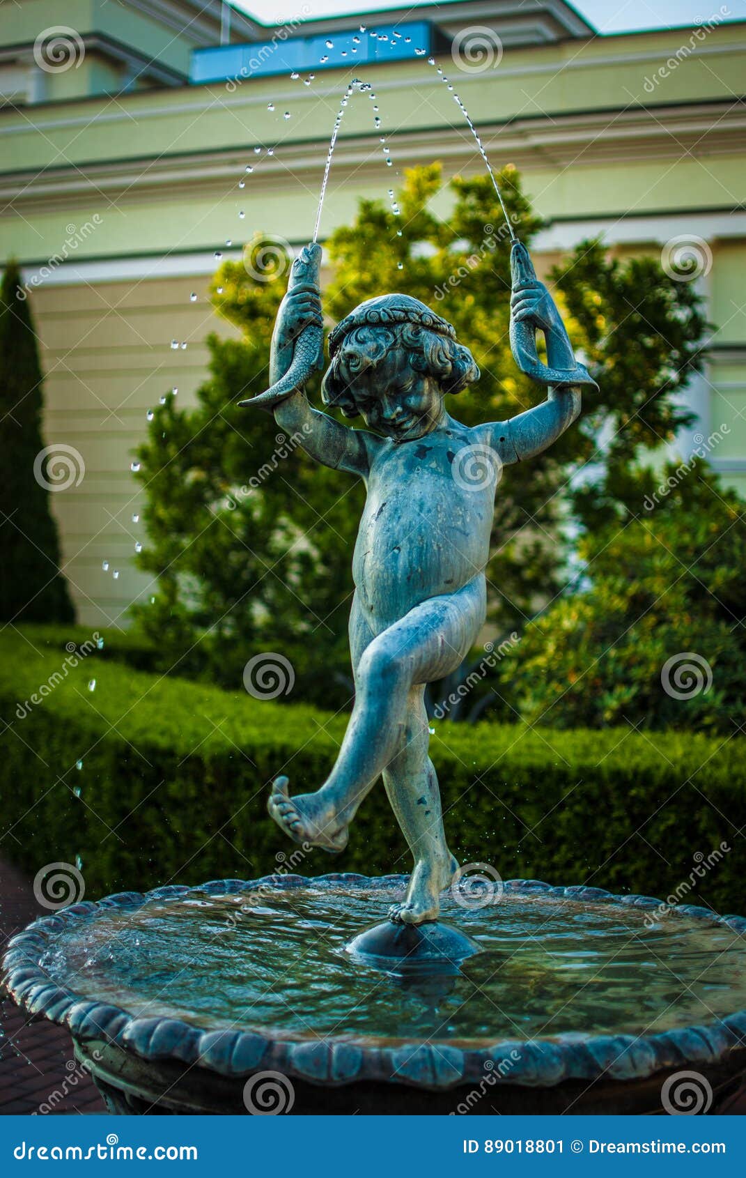 Fontana immagine stock. Immagine di vacanza, bronzo, ragazzo - 89018801