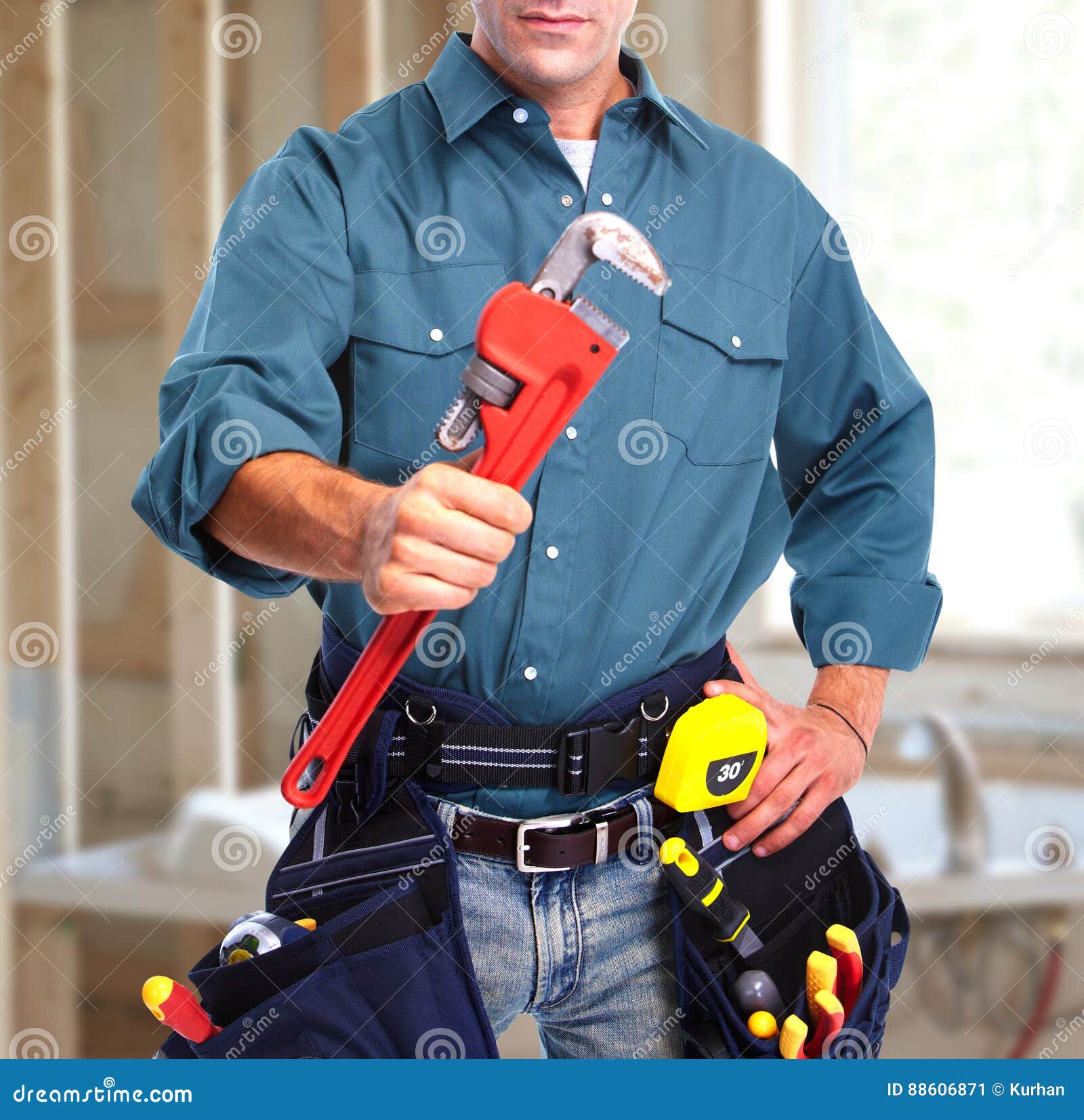 Fontanero con la llave imagen de archivo. Imagen de contratista - 88606871