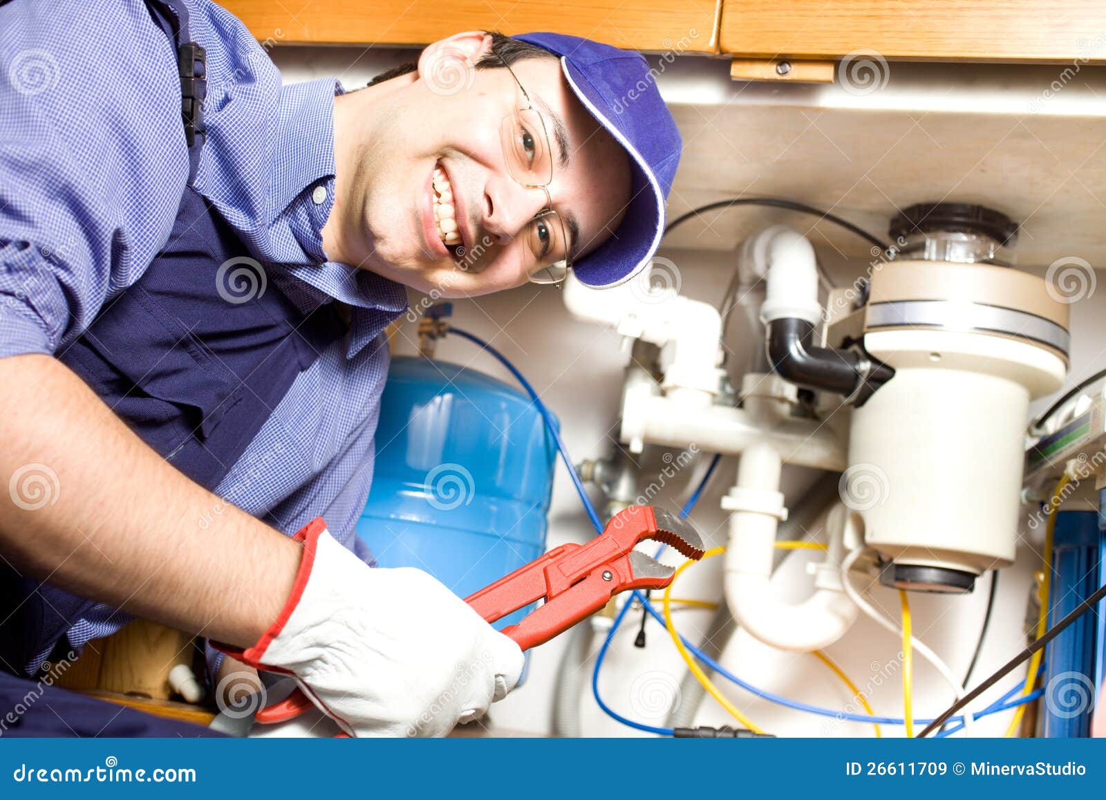 Fontanero en el trabajo imagen de archivo. Imagen de guarniciones ...