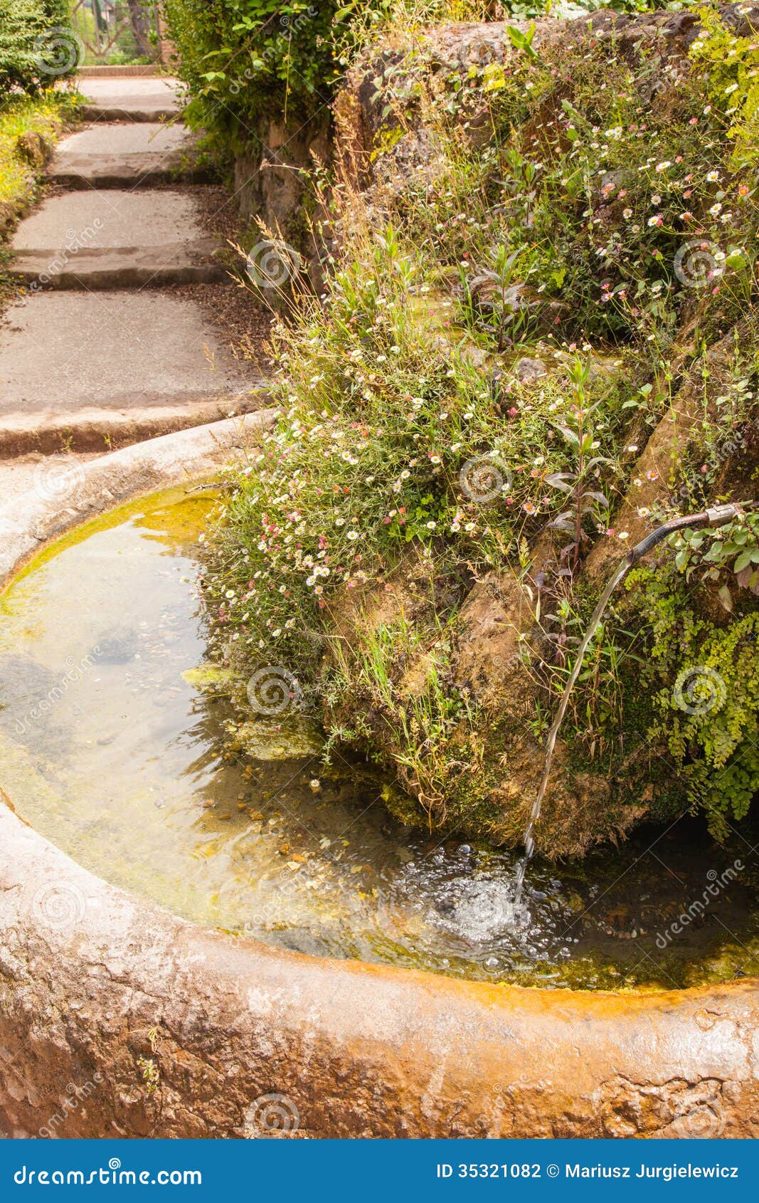 Fonte antiga foto de stock. Imagem de antigo, antiguidade - 35321082