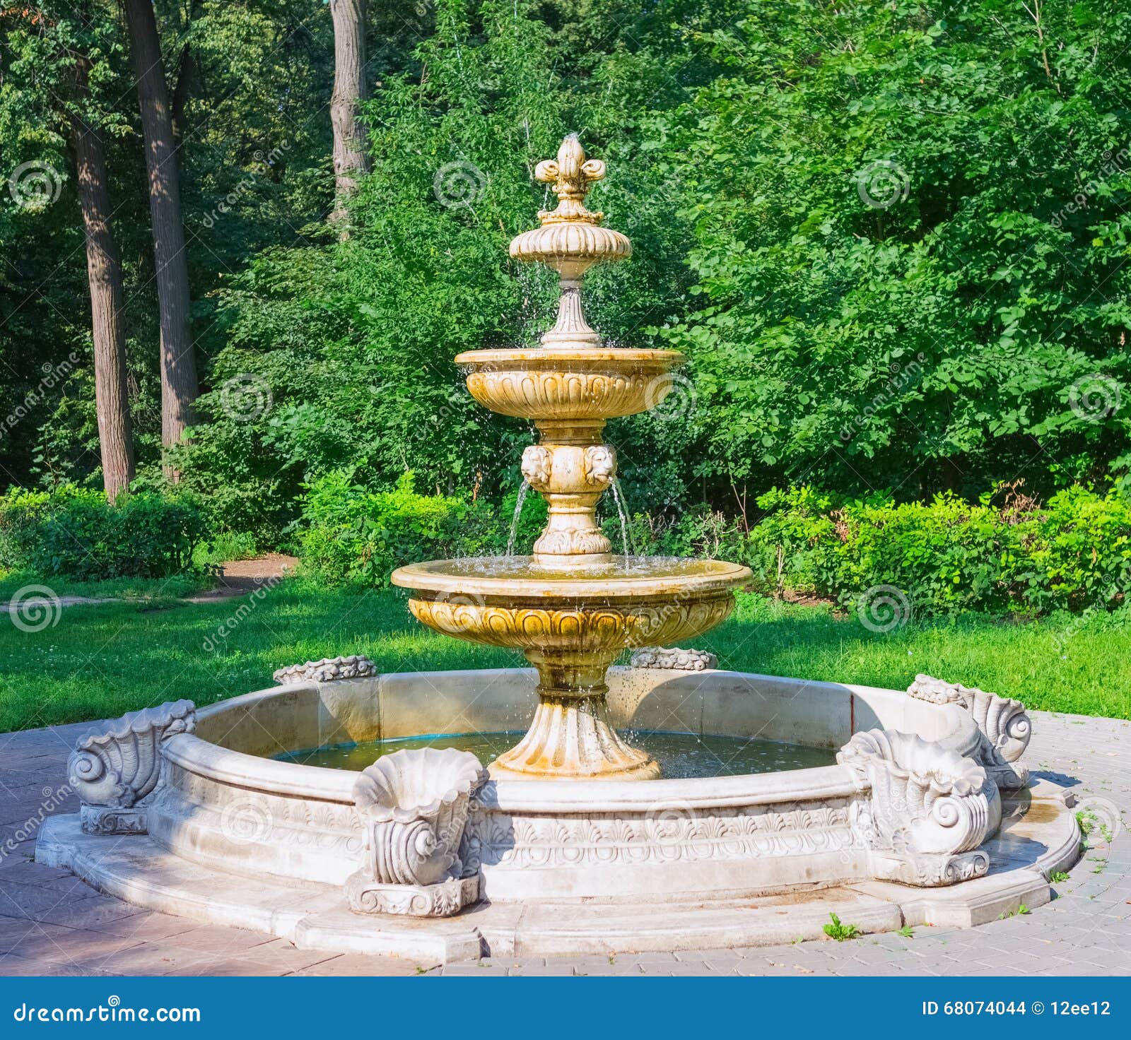 Fonte antiga bonita foto de stock. Imagem de refrescamento - 68074044