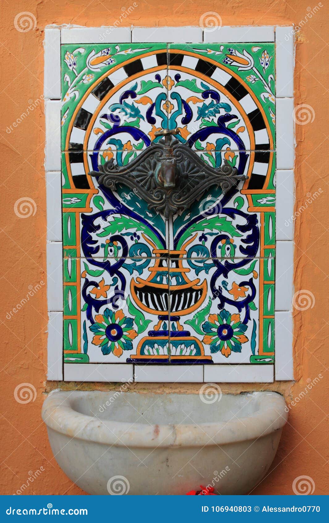 Fonte antiga com azulejo imagem de stock. Imagem de fonte - 106940803