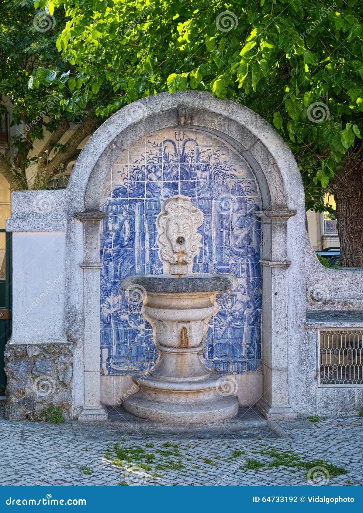 Fonte Antiga De água Potável Foto de Stock - Imagem de pintado, curso ...