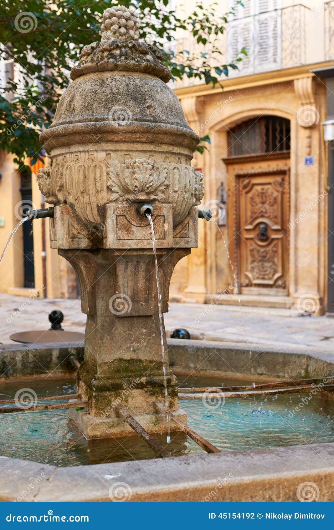 Fonte antiga em Provence foto de stock. Imagem de fonte - 45154192