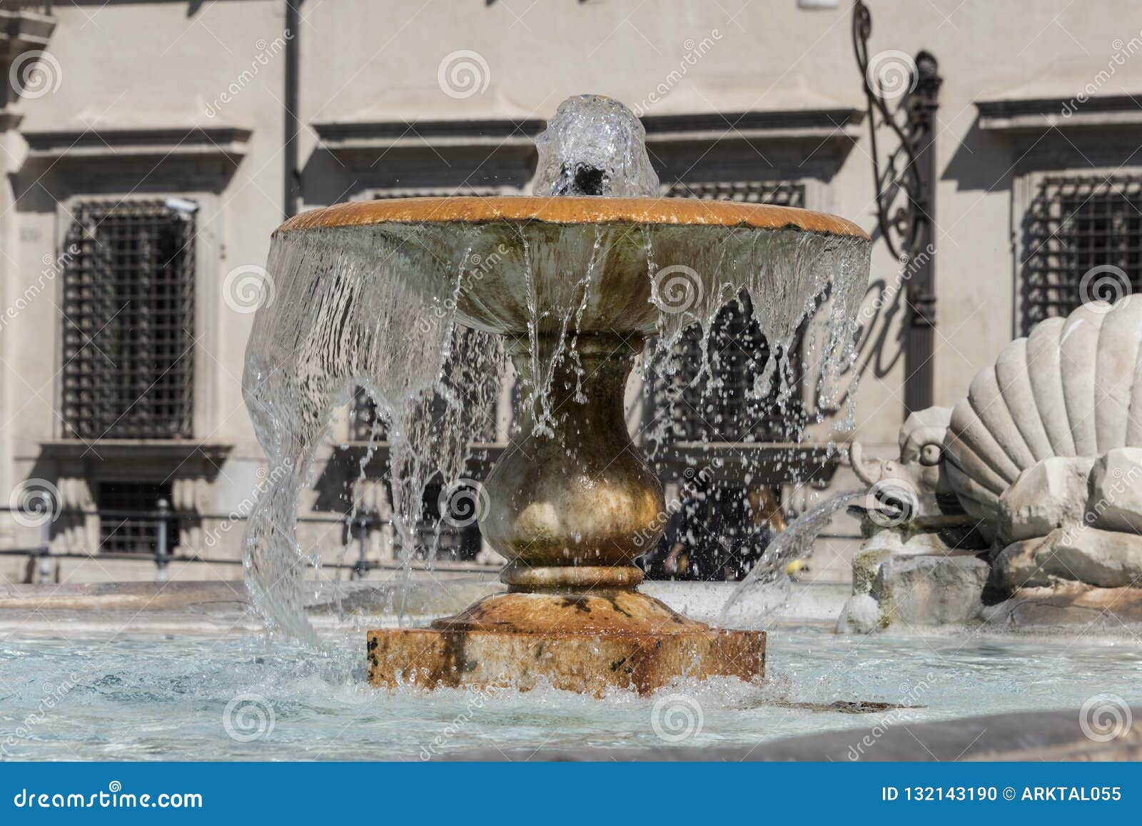 Fonte antiga em Roma foto de stock. Imagem de escultura - 132143190