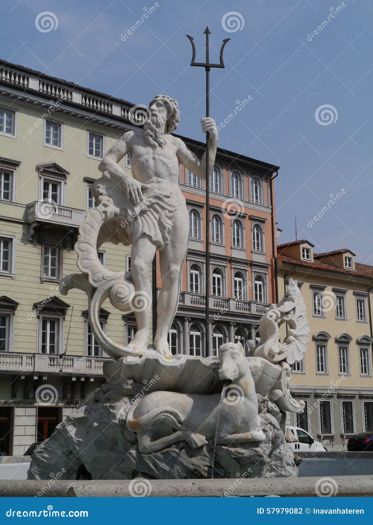 A Fonte De Netuno O Deus Do Mar Foto de Stock - Imagem de panorâmica ...