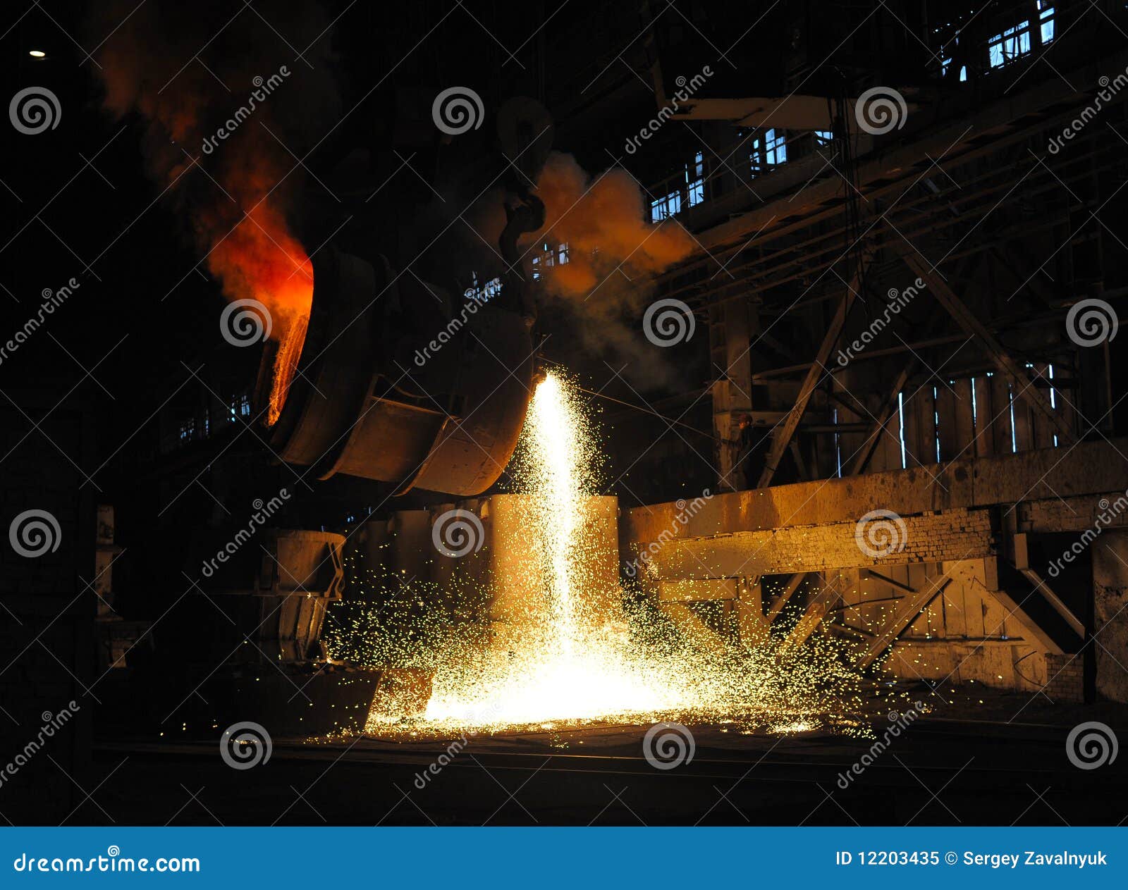 Fonte du métal image stock. Image du métal, lumineux - 12203435