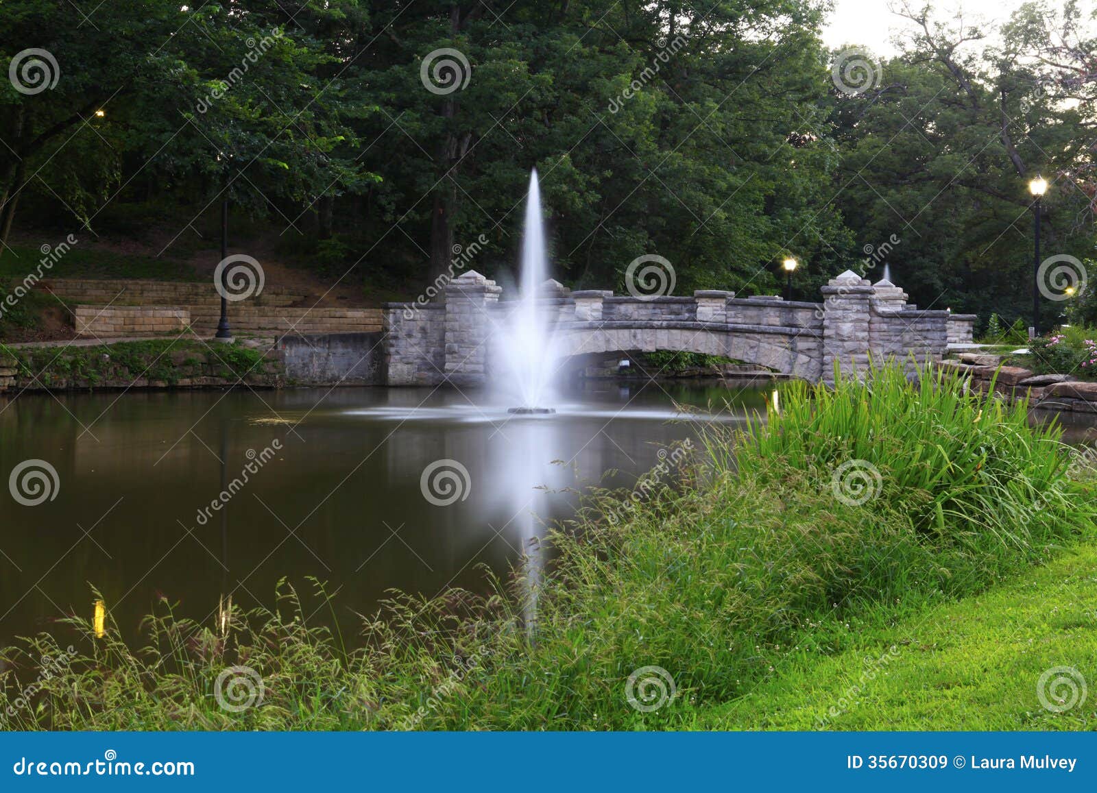 Fonte e ponte imagem de stock. Imagem de grama, ponte - 35670309