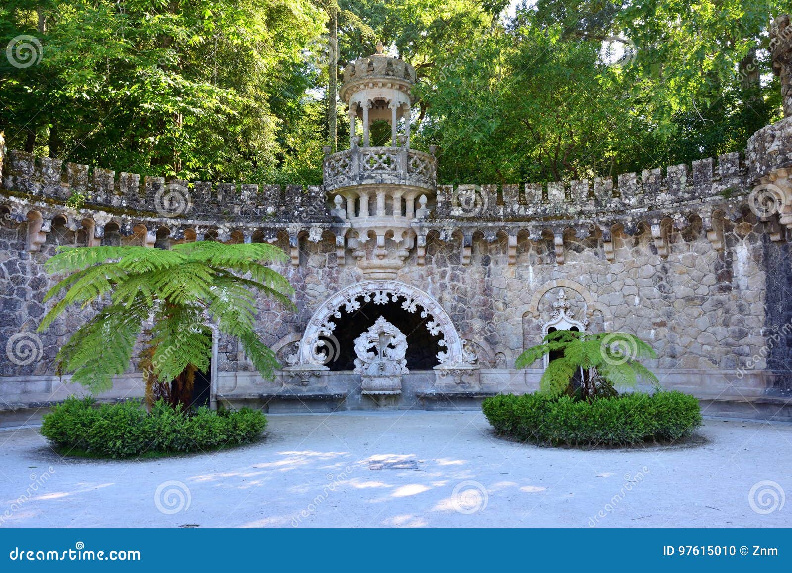 Fonte em Sintra, Portugal foto de stock. Imagem de exterior - 97615010