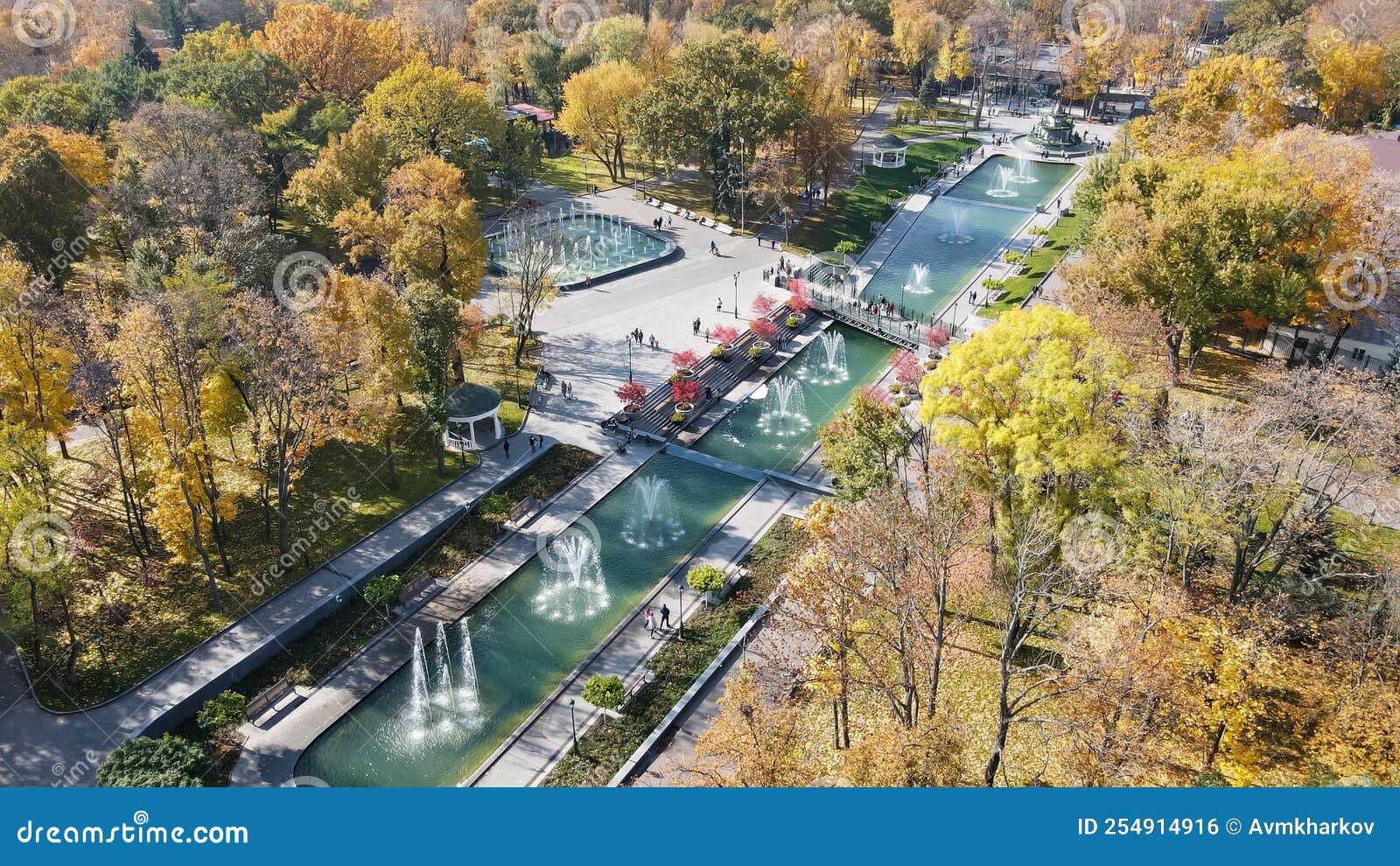 Fonte No Parque Da Cidade De Kharkov Foto de Stock - Imagem de floresta ...